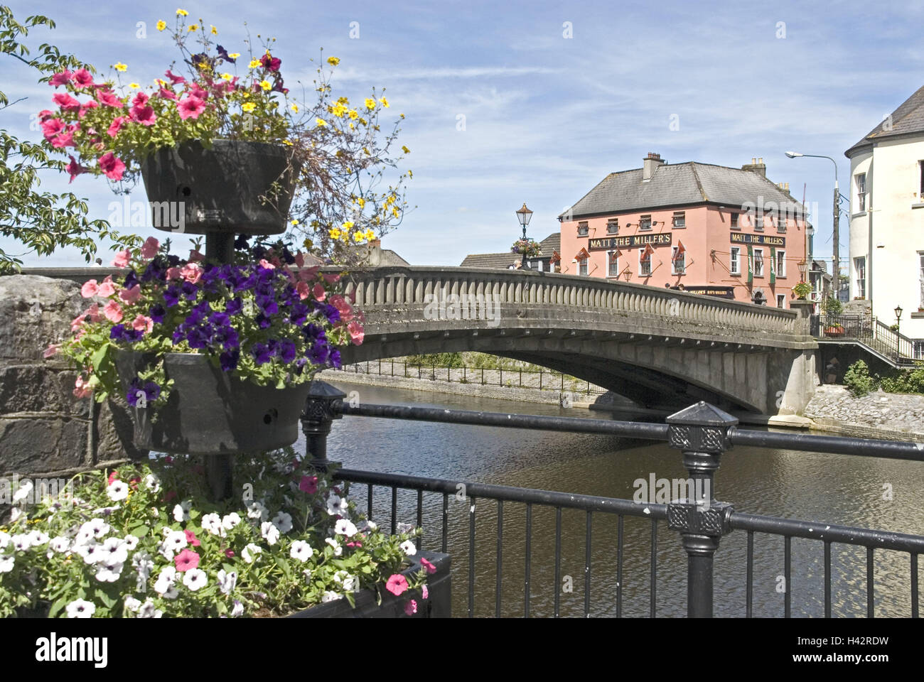 Ireland, Leinster, Kilkenny, river Nore, bridge, flowers Stock Photo ...
