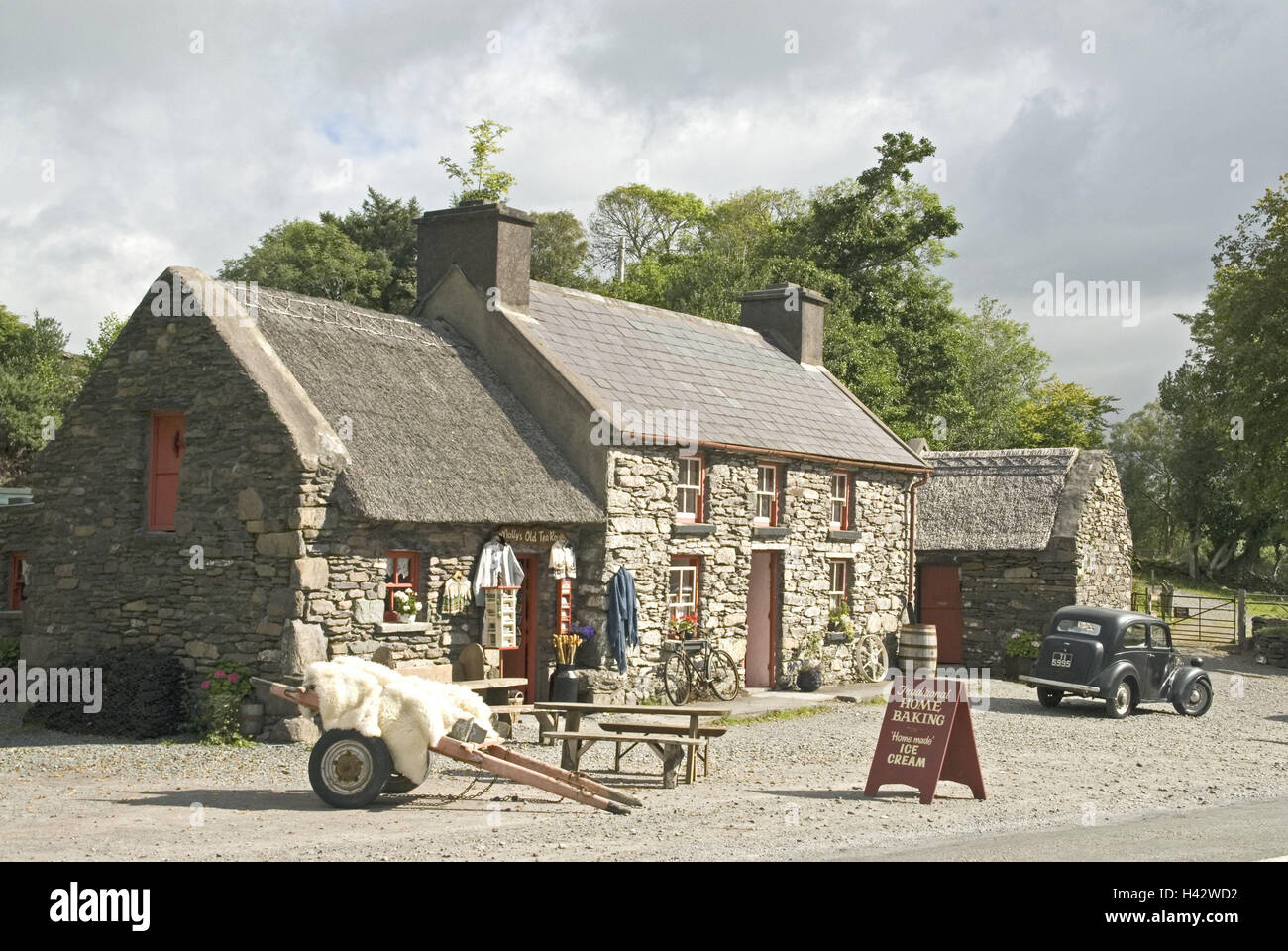 Ireland, Munster, Beara Peninsula, stone house, thatched roof, "Molly Ì ...