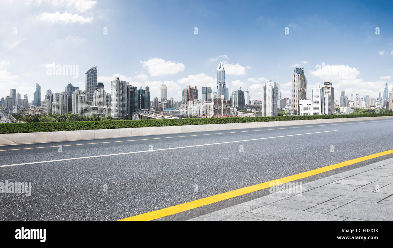 Skyline and road hi-res stock photography and images - Alamy