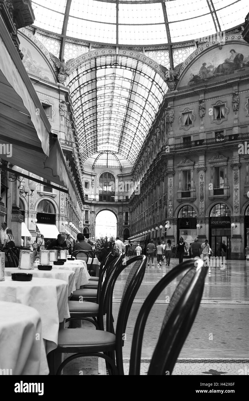 Milan street cafe hi-res stock photography and images - Alamy