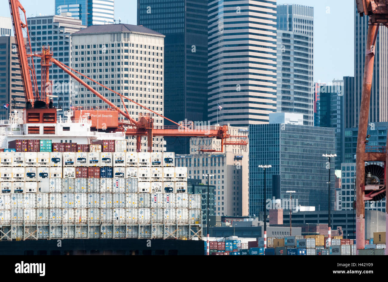 A container ship at the Port of Seattle, USA Stock Photo - Alamy