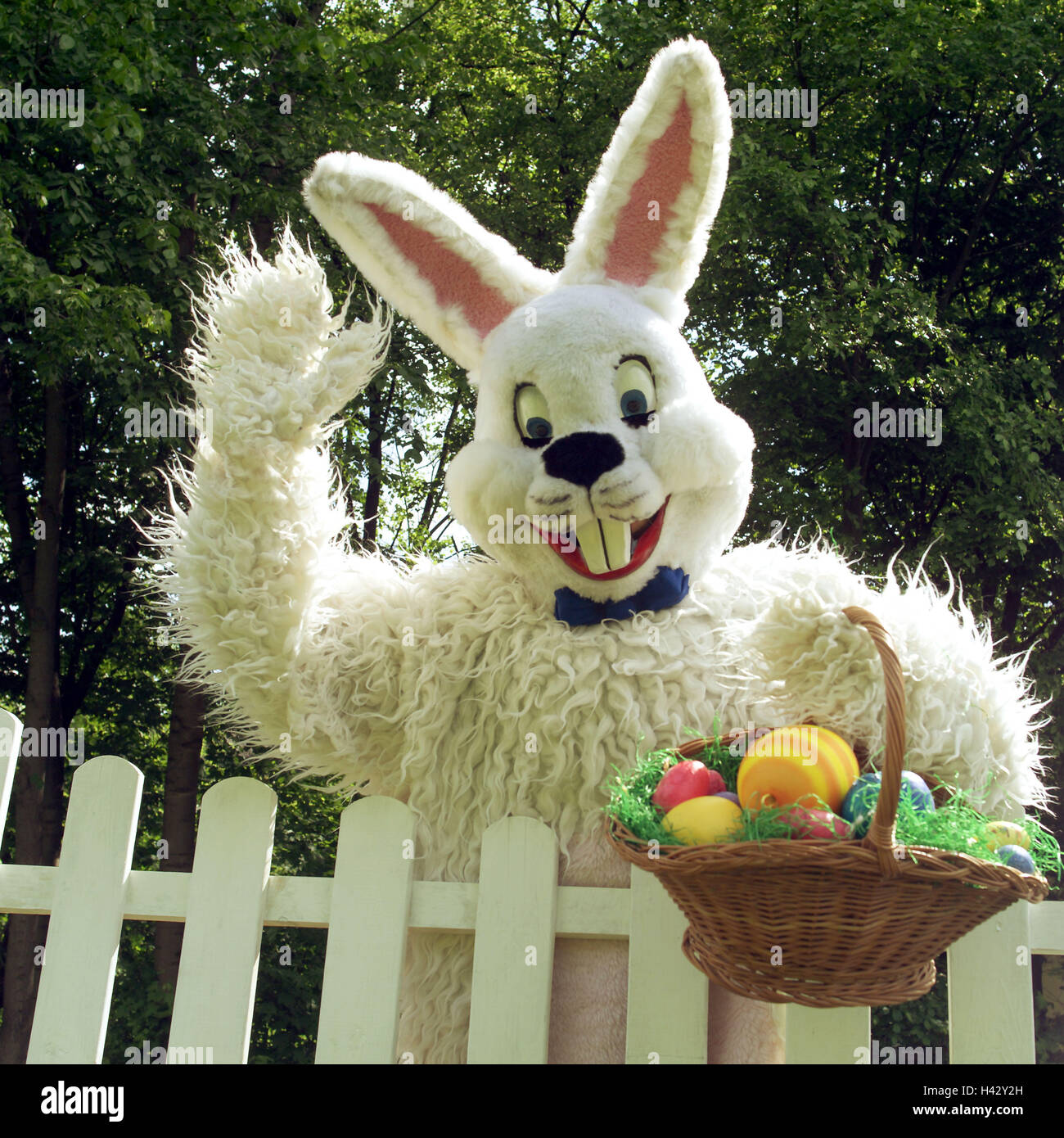 Garden fence, Easter bunny, wave, Easter basket, half portrait, Easter ...