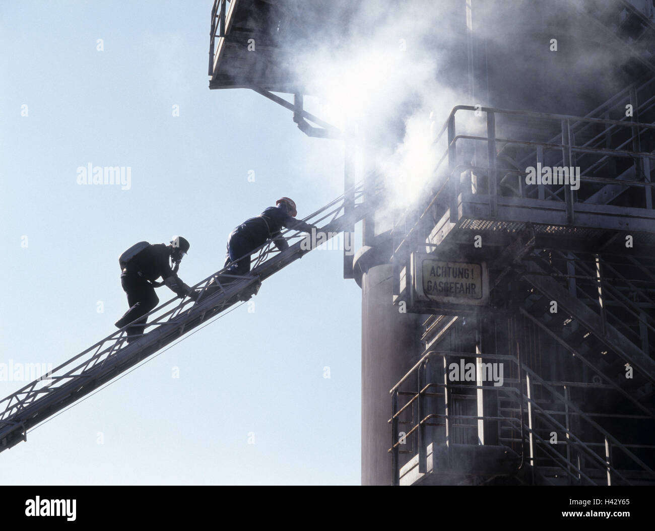 Firefighters fighting an industrial fire hi-res stock photography and ...