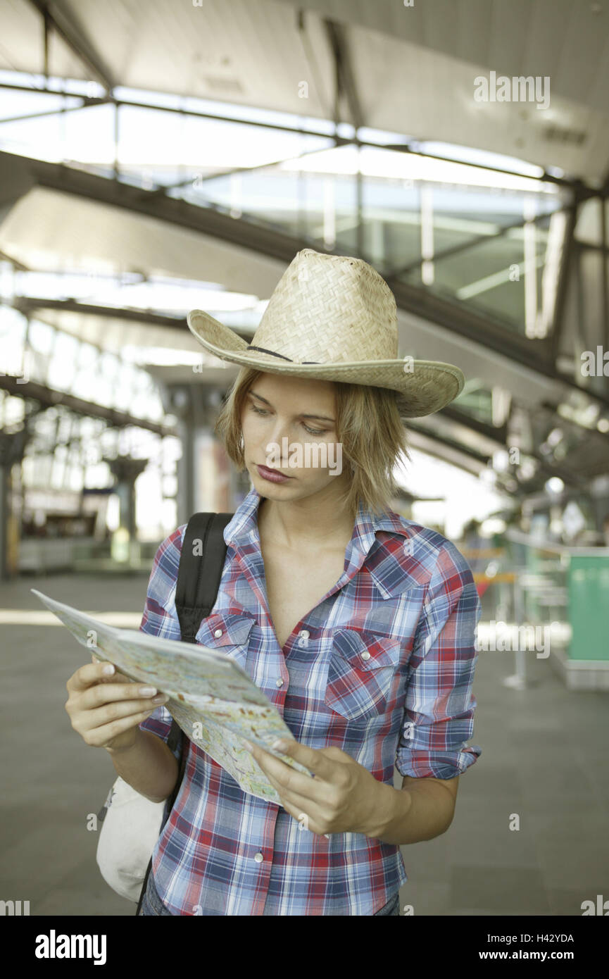Woman, young, blond, straw hat, city map, read, concentration ...