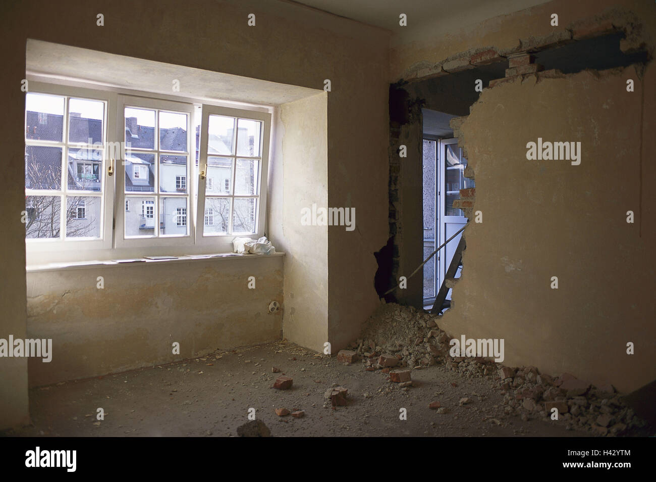 Flat in an old building, defensive wall breakthrough, flat, old, old ...