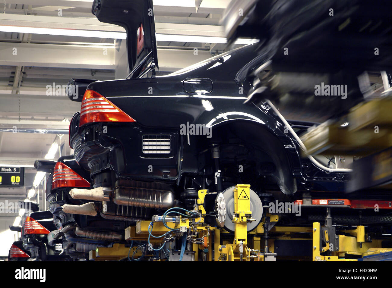 DaimlerChrysler opus, Mercedes production, new vehicles, editing line ...