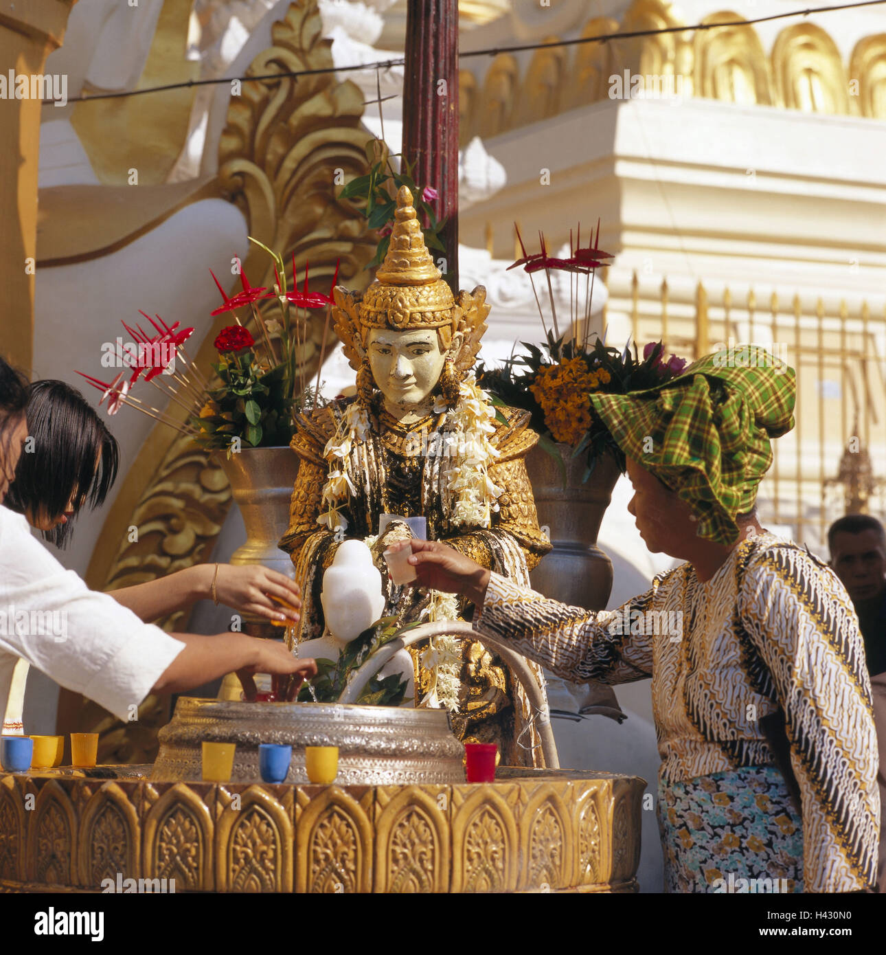 Ritual ablution the statues hi-res stock photography and images - Alamy