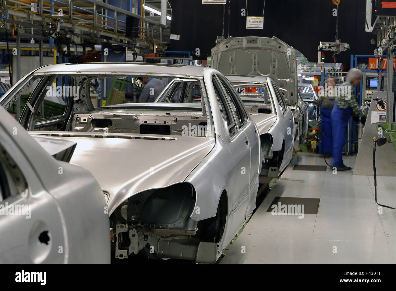 DaimlerChrysler opus, Mercedes production, editing line, bodies in ...