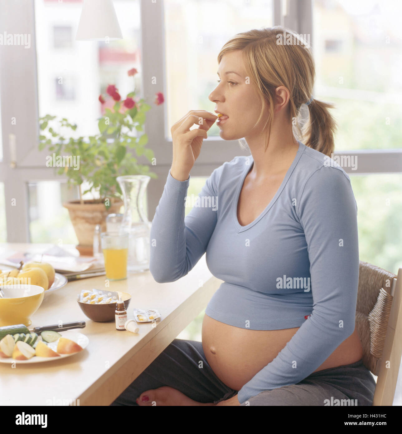 Kitchen table, woman, pregnant, drugs, capsules, take, Gestation ...