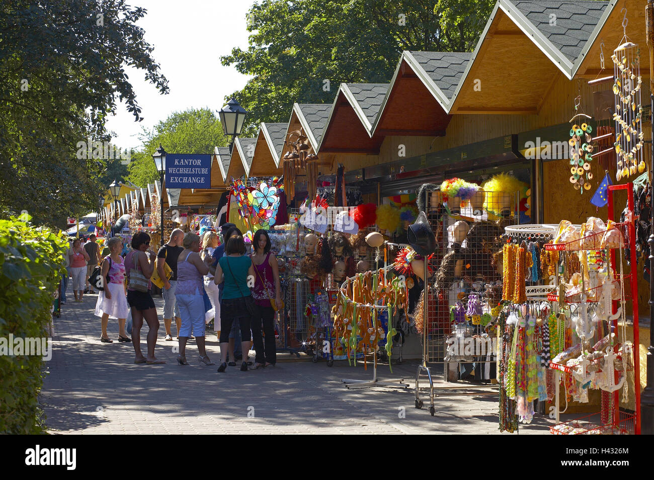 Poland, Pomerania, Miedzyzdroje, promenade, souvenir shops, tourists ...