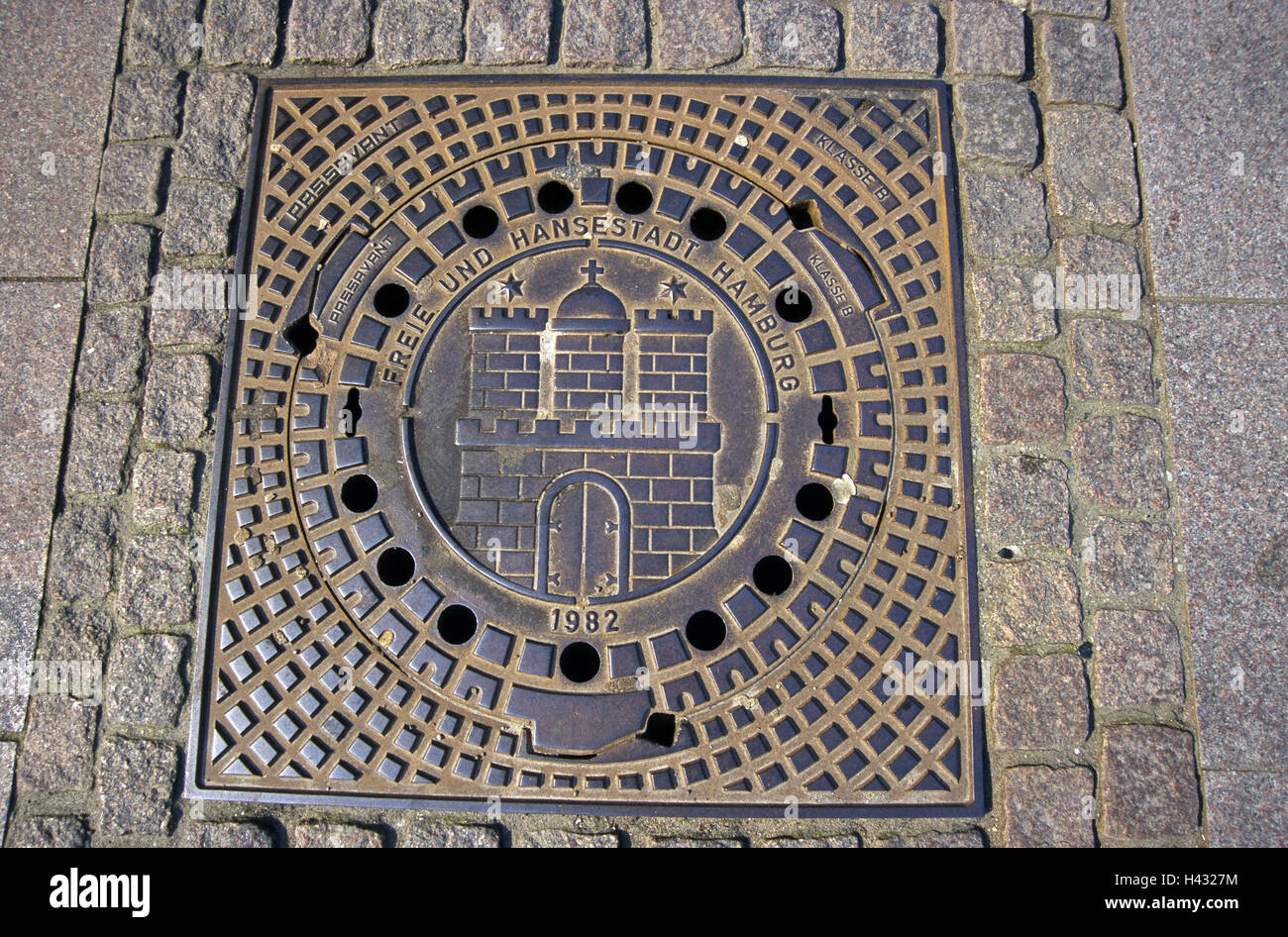 Sewer lid hi-res stock photography and images - Alamy