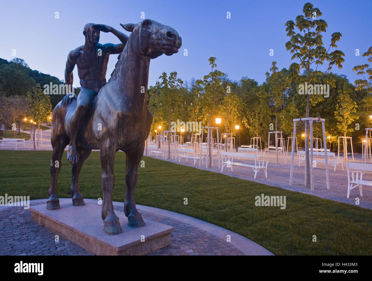 Park benches statue hi-res stock photography and images - Alamy