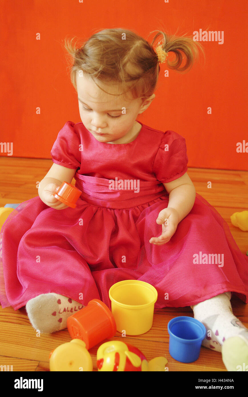Child, girls, dress pink, plays, plastic-small forms, differently ...