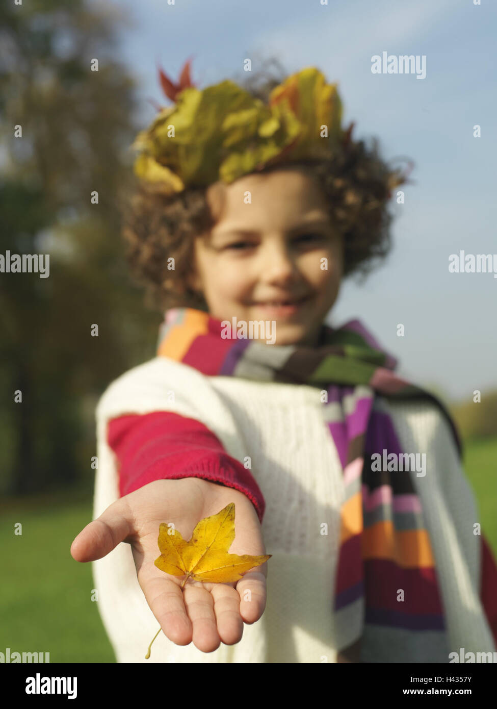 Child, girl, leaf rim, happy, proudly, hand, leaves, point, portrait ...