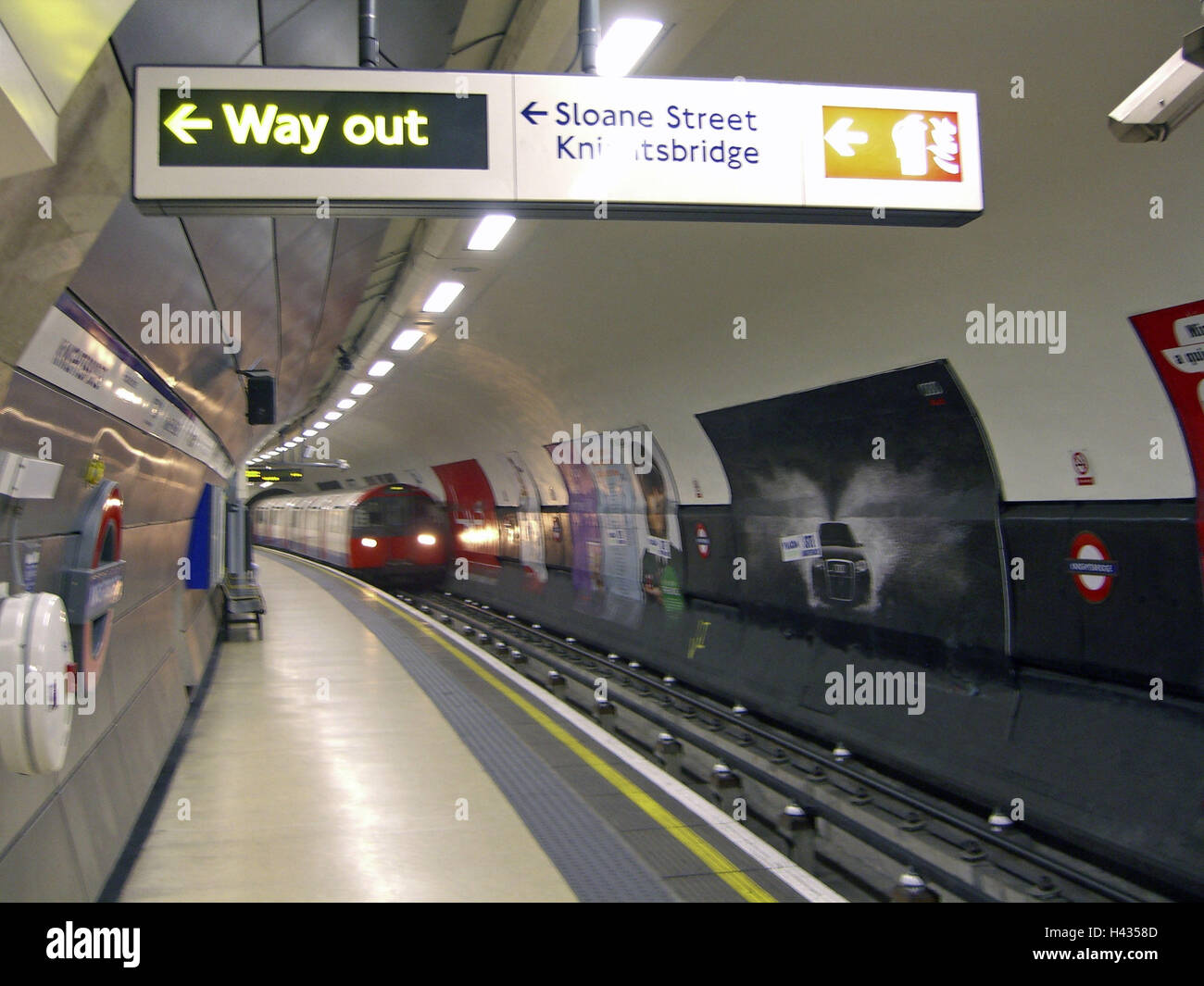 London underground sign knightsbridge station hi-res stock photography ...