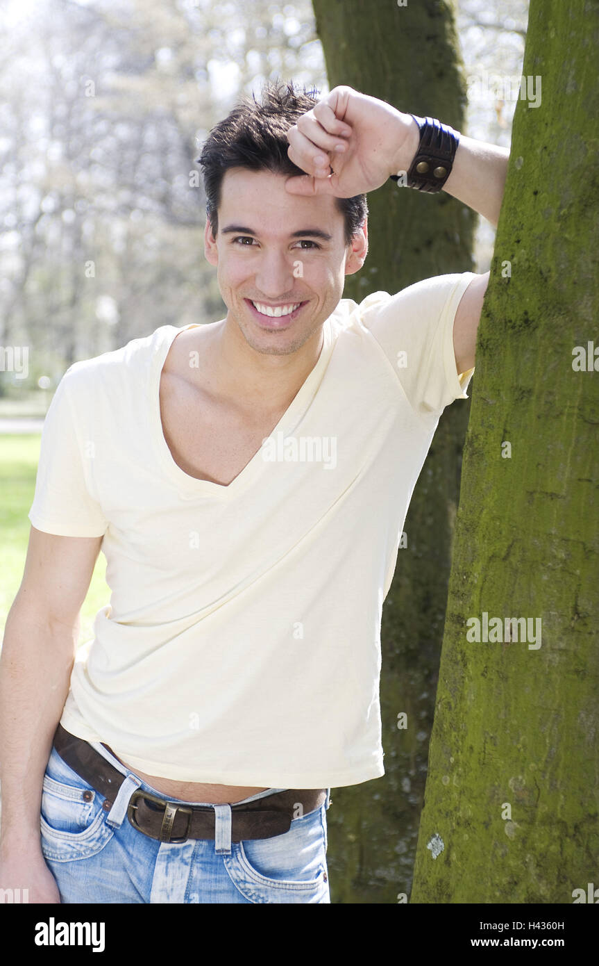 Man, young, tree, lean, smile, half portrait Stock Photo - Alamy