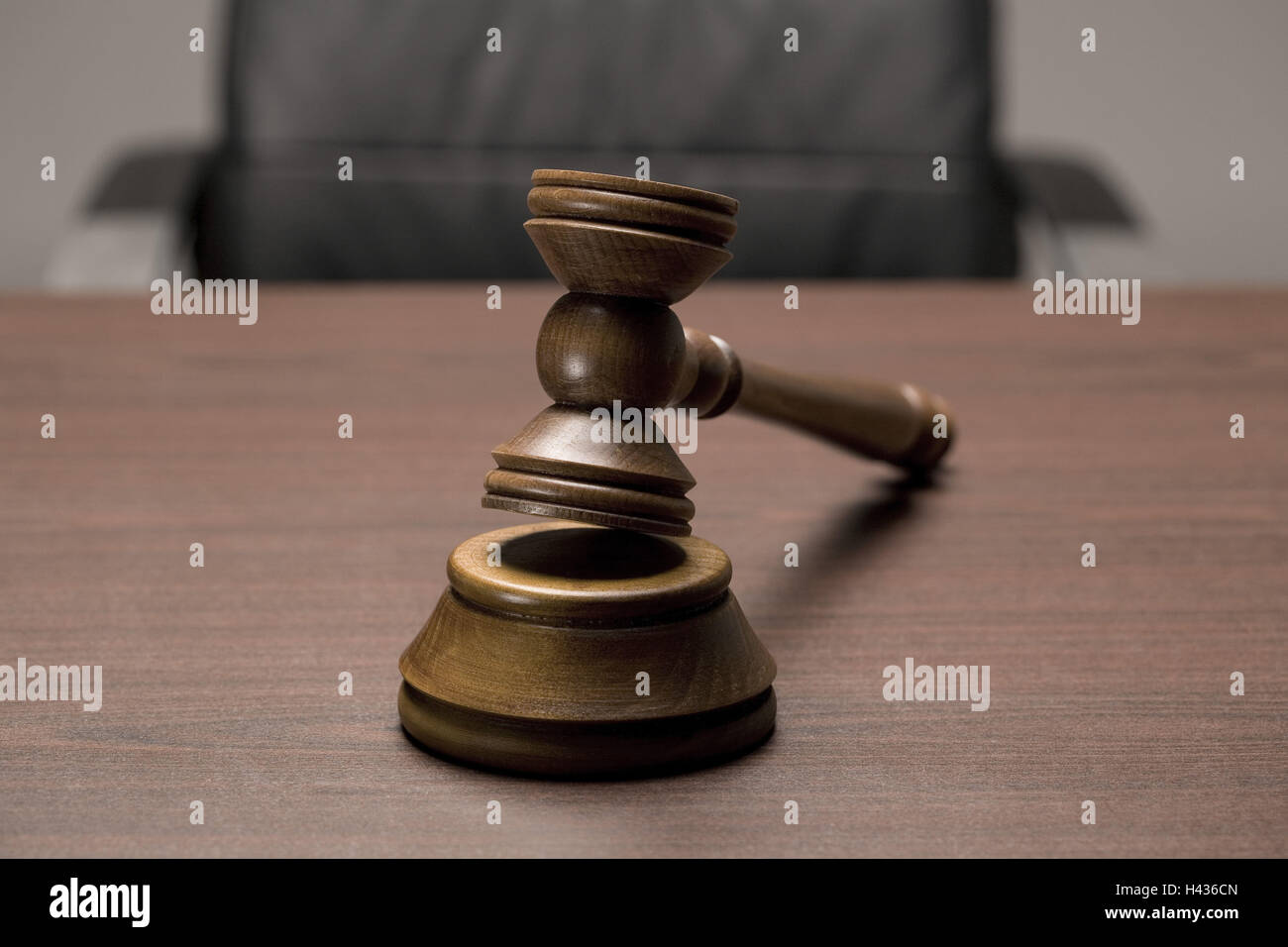 Judge's table, mallet Stock Photo - Alamy