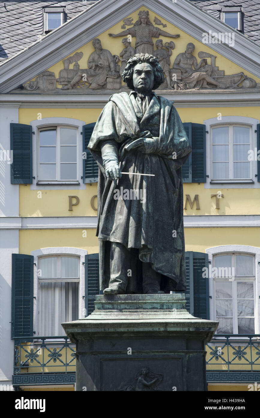 Germany, North Rhine-Westphalia, Bonn, Domplatze, Beethoven's monument ...
