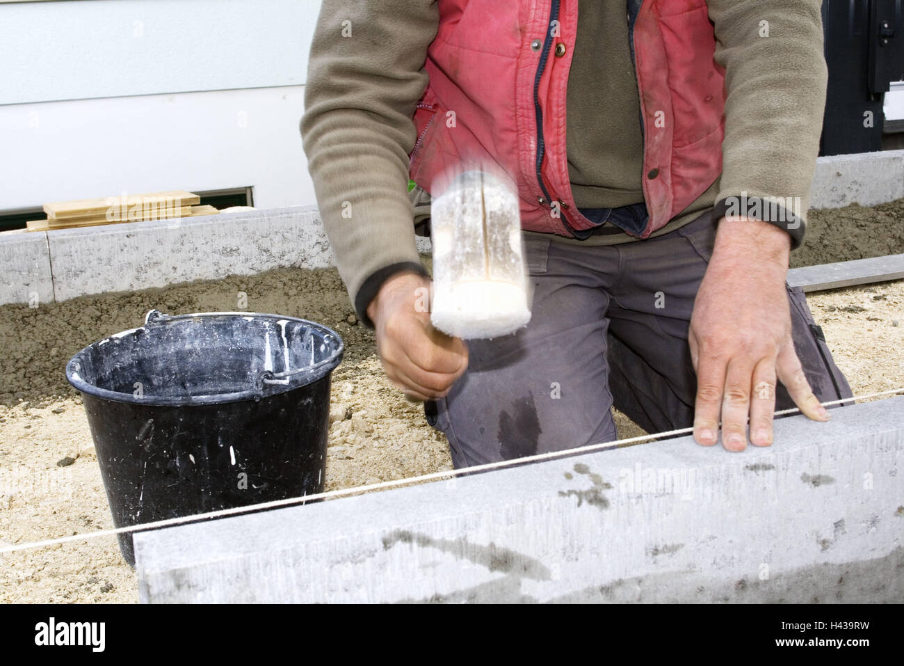 Construction workers, kneel, knock in Schonhammer, slab, model released ...