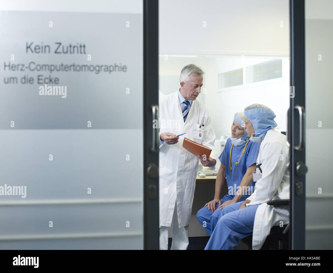 Doctor, Surgeon, surgical nurse, surgical consultation, diagnosis ...