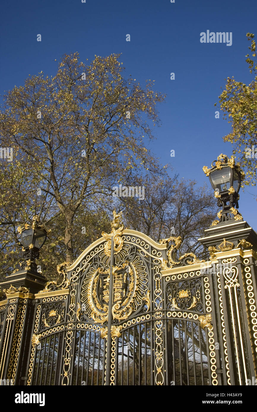 St james park gate london hi-res stock photography and images - Alamy