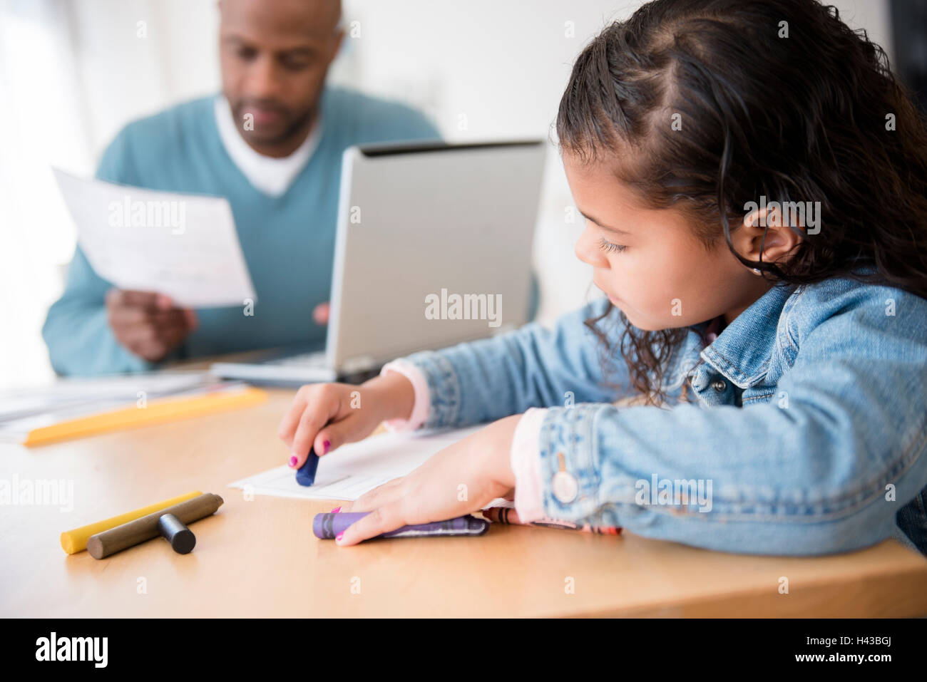Father daughter laptop african hi-res stock photography and images - Alamy