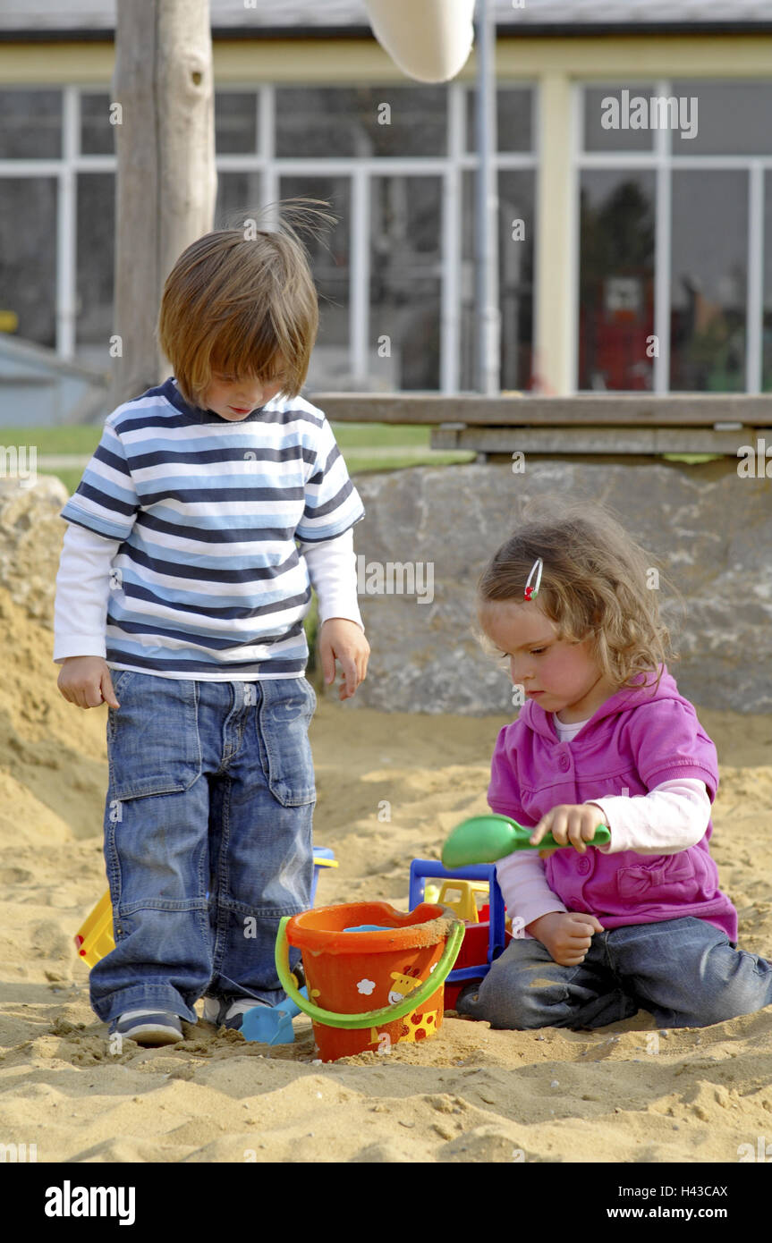 Boy, girls, sandpits, play, bucket Stock Photo - Alamy