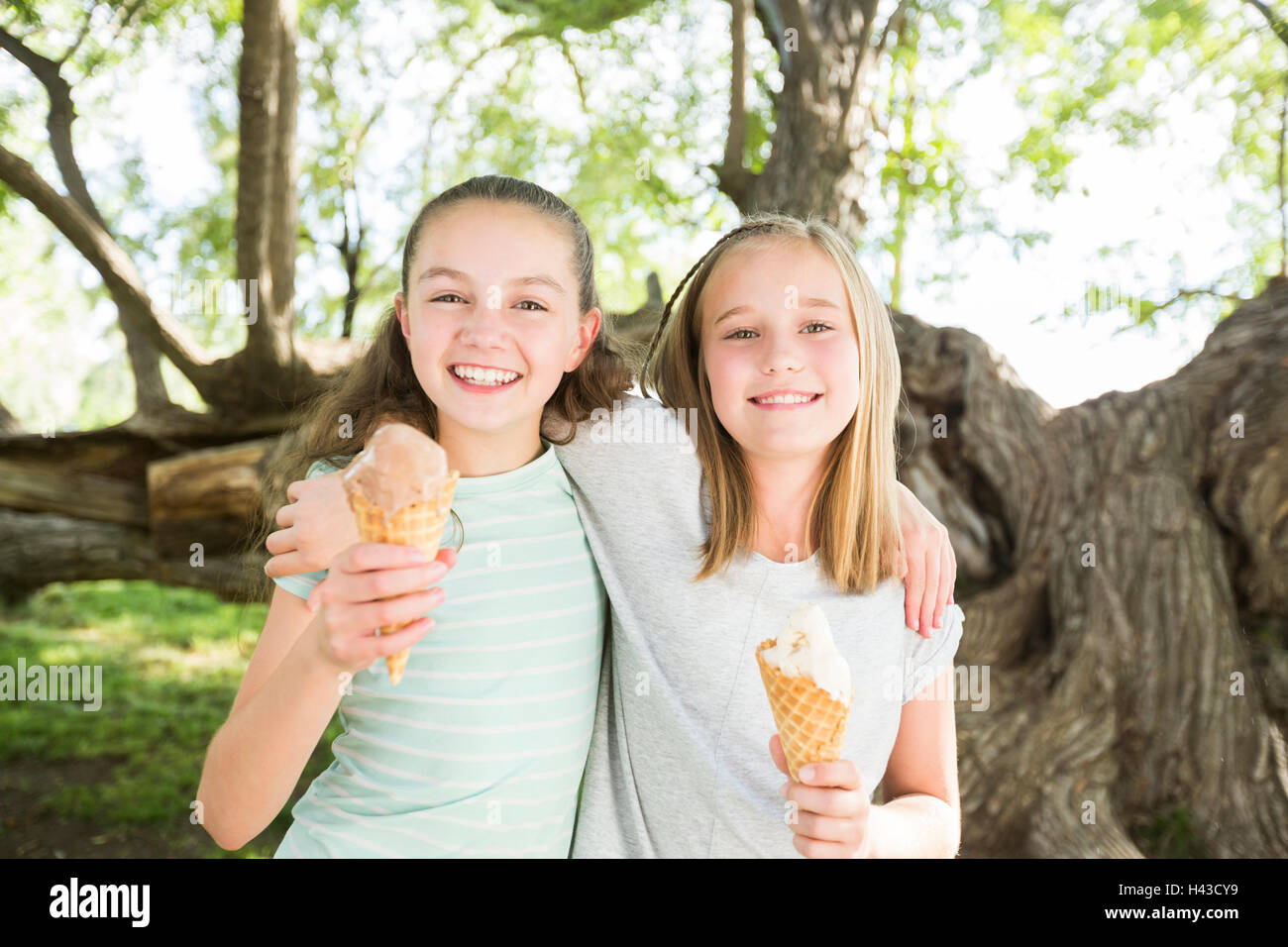 Girls with ice cream hi-res stock photography and images - Alamy