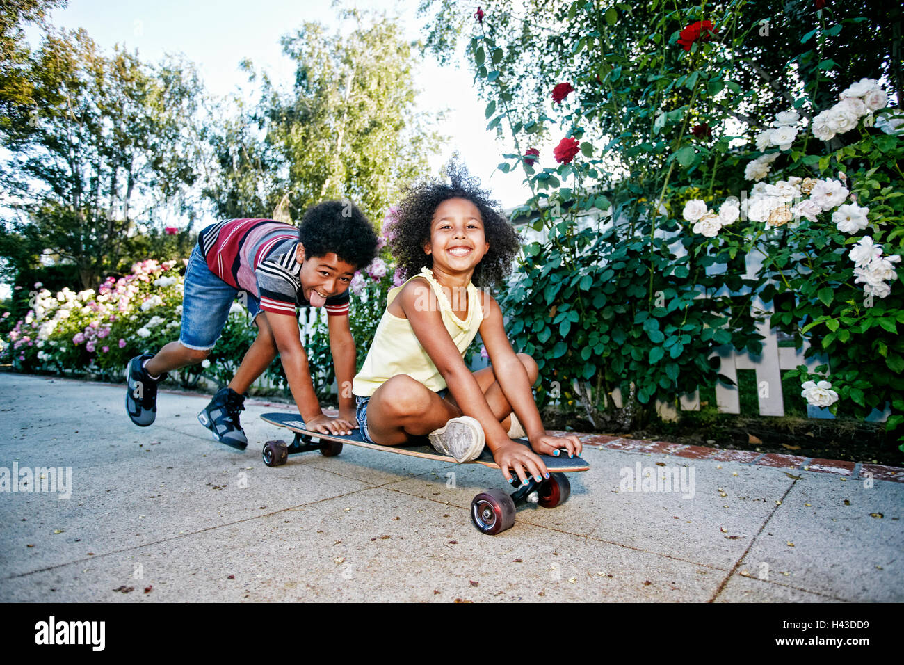 Skateboard girl motion hi-res stock photography and images - Alamy