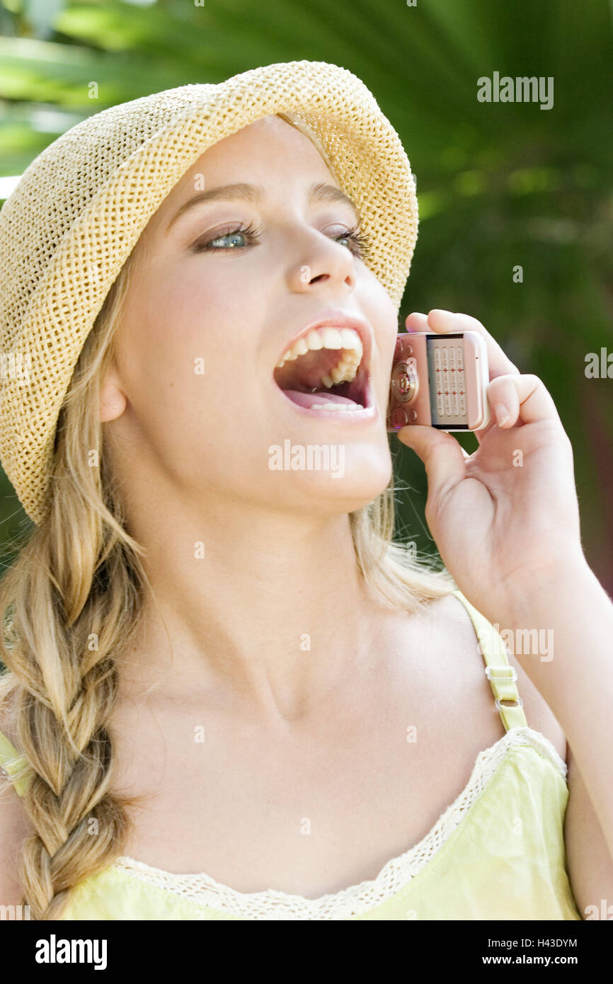 Woman, young, straw hat, shout, mobile phone Stock Photo - Alamy