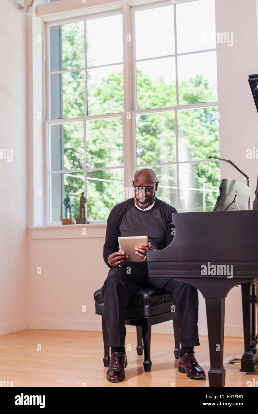 Sitting at piano hi-res stock photography and images - Alamy