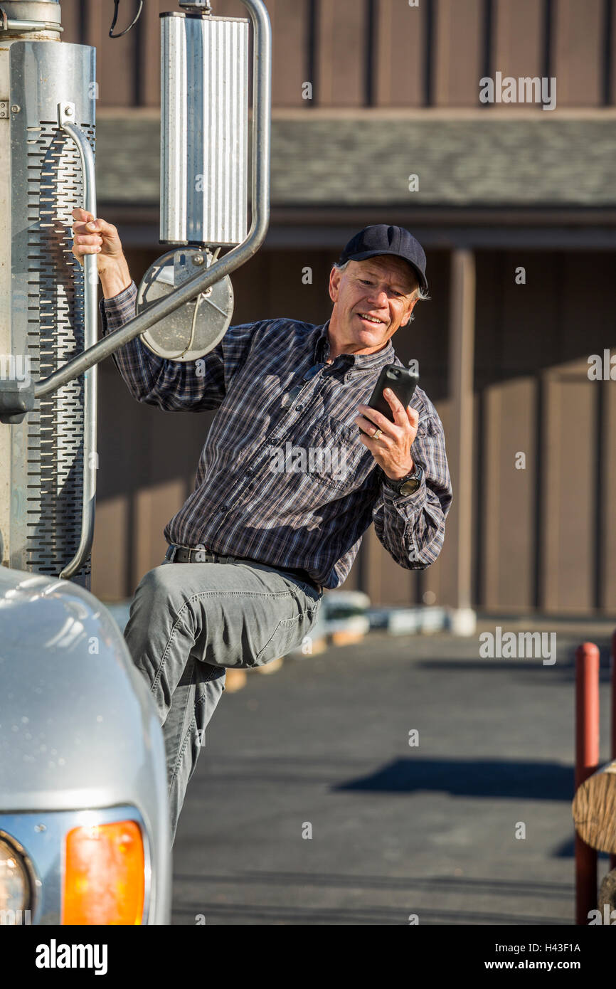 Mobile phone truck hi-res stock photography and images - Alamy