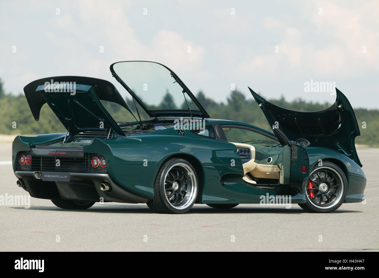 Sports car bonnets hi-res stock photography and images - Alamy