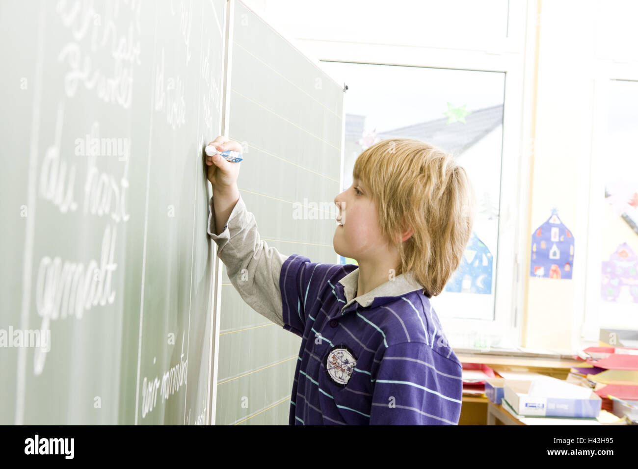 Classrooms, schoolboys, notice board, write Stock Photo - Alamy