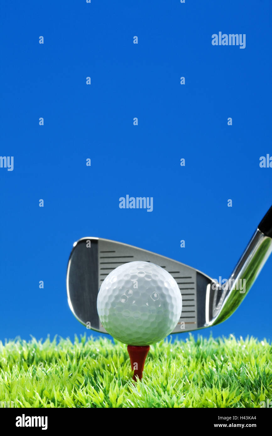 Golf ball, tea, golf club, art turf Stock Photo - Alamy