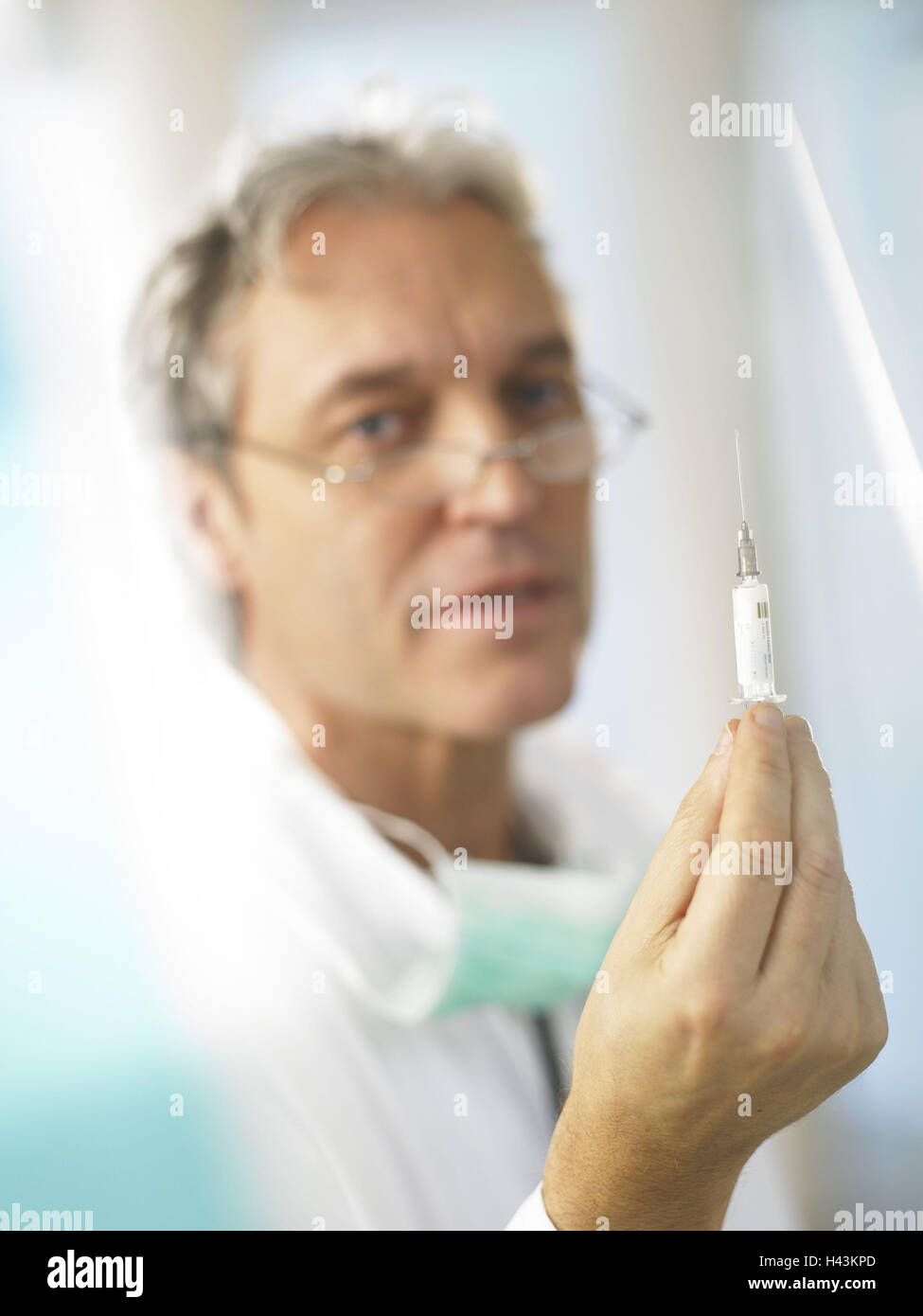 Doctor, syringe, point, portrait, blur Stock Photo - Alamy