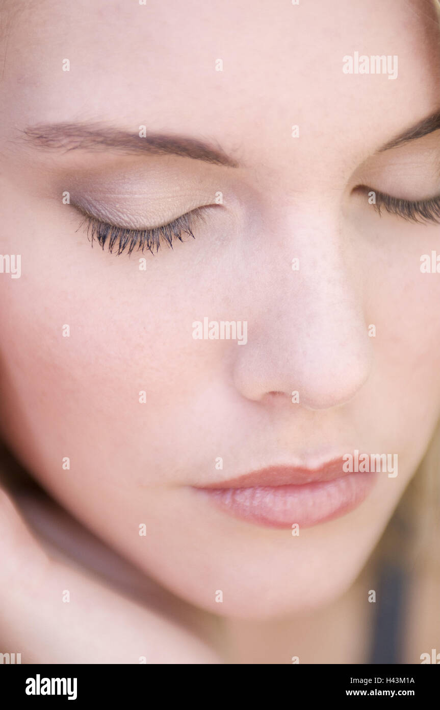 Shell woman close eyes hi-res stock photography and images - Alamy