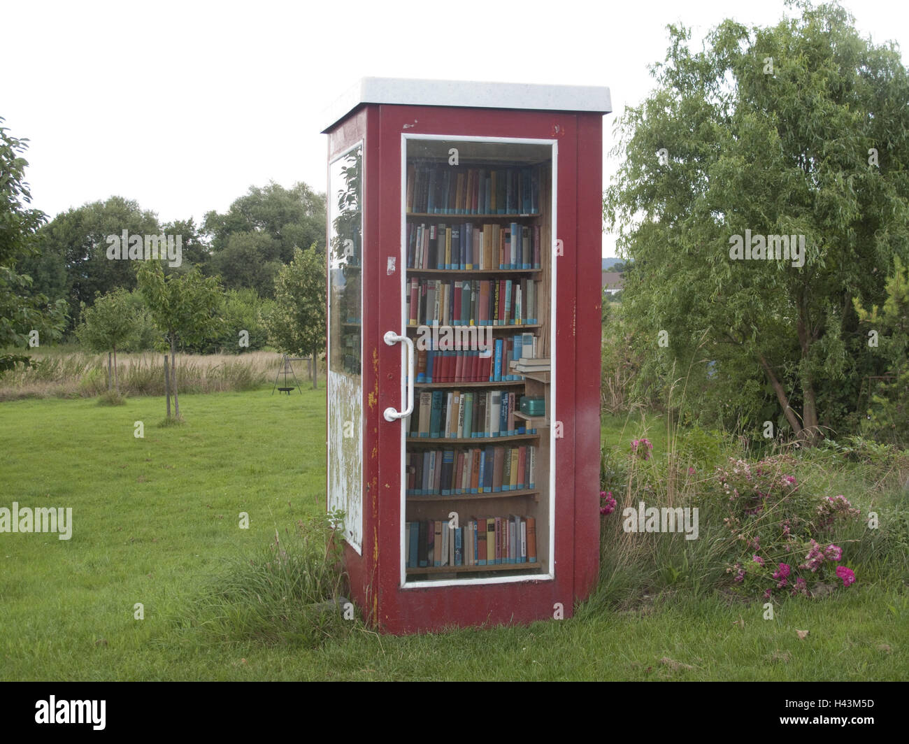 Telephone box as a library Stock Photo - Alamy