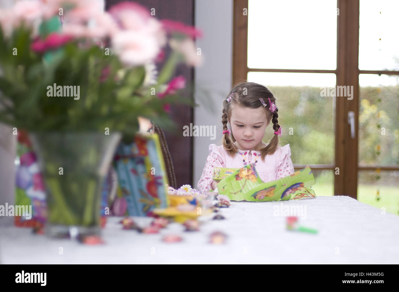 Girl, birthday, present talk Stock Photo - Alamy