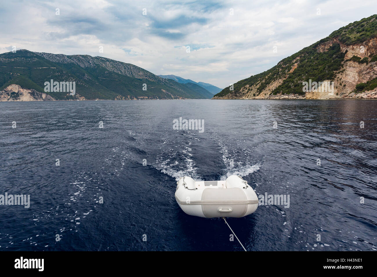 Dinghy boat being towed by a larger boat hi-res stock photography and ...