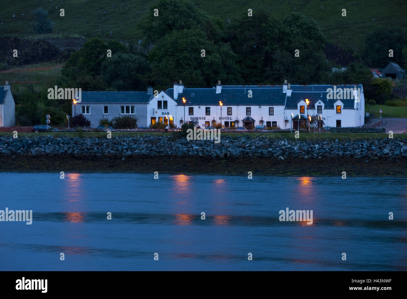 Great Britain, Scotland, highlands, Dornie, hotel, shore, evening Stock ...