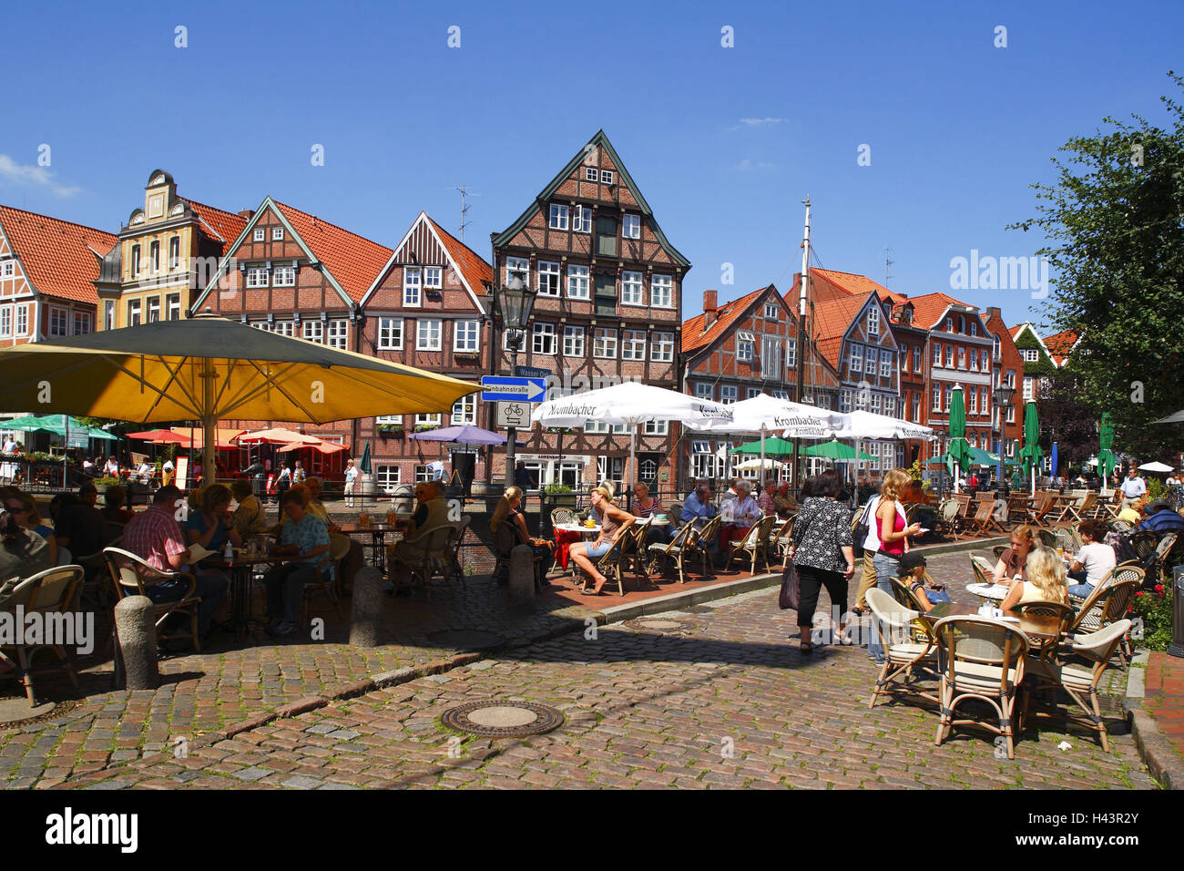 Germany, Lower Saxony, Stade, Hanse harbour, road train water west ...