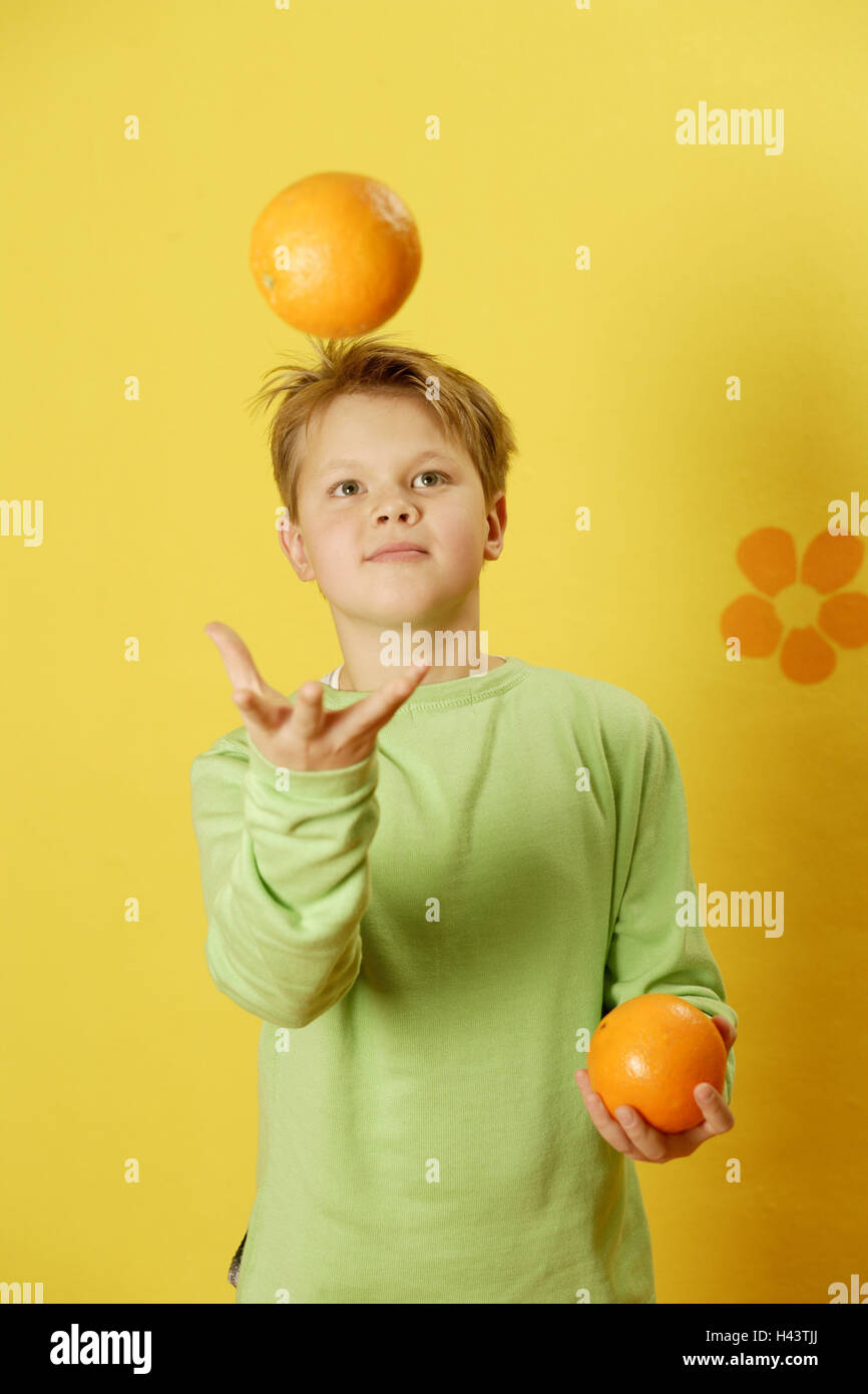 Boy, oranges, juggle, half portrait Stock Photo - Alamy