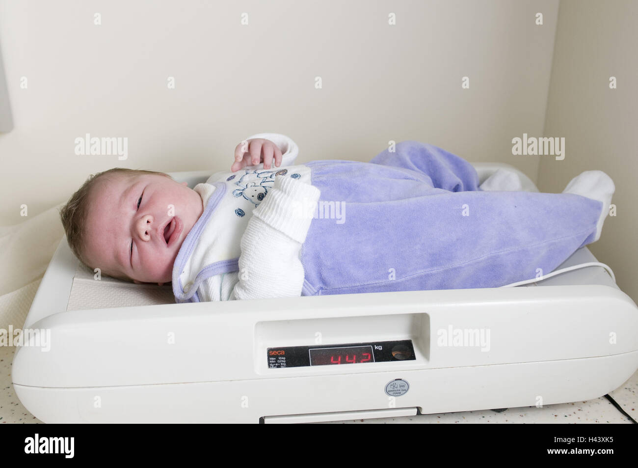 Baby weight scales hi-res stock photography and images - Alamy