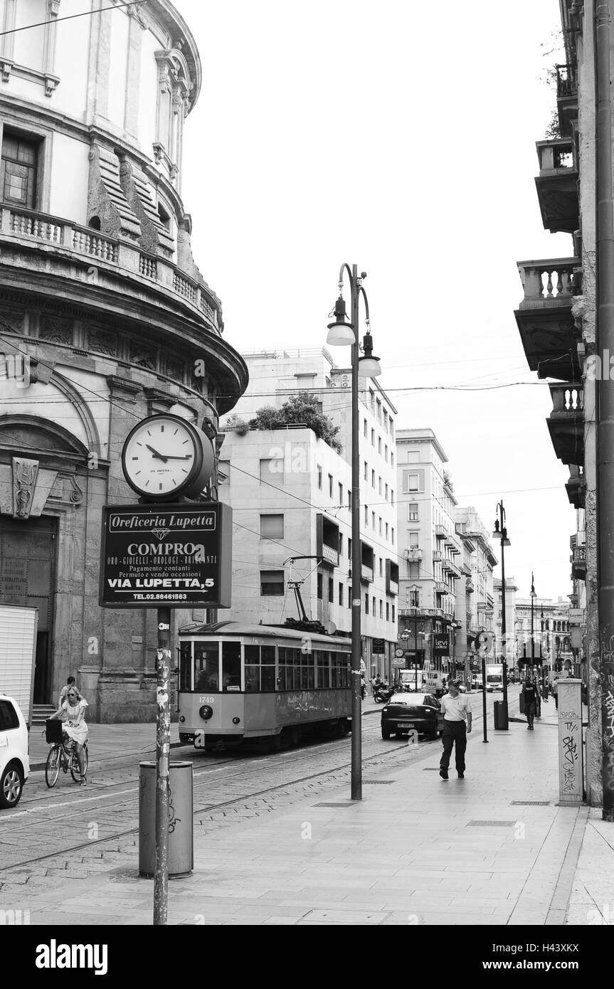 Italy milan street scene hi-res stock photography and images - Alamy