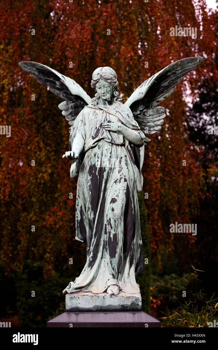 Graveyard, grave figure, angels Stock Photo - Alamy