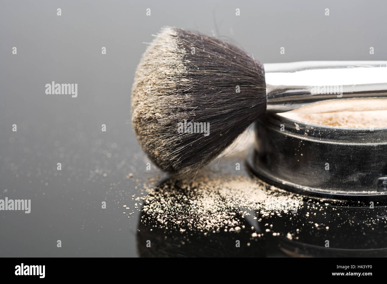 Powdered tin, brush, powder, detail Stock Photo - Alamy