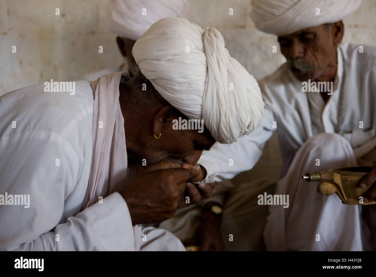 India, Rajasthan, Luni, fort Chanwa, greeting ritual, men, opium water ...