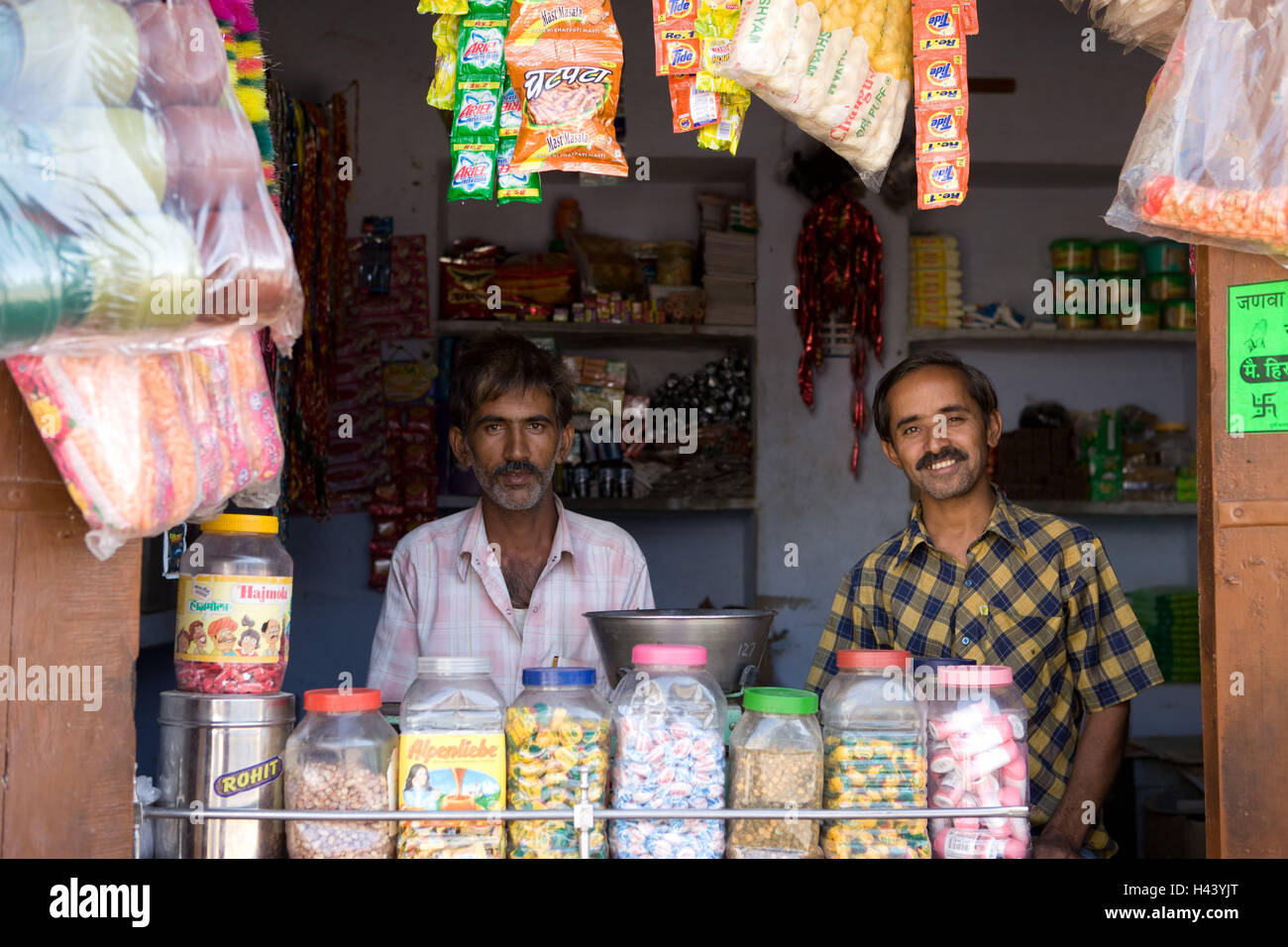India, Rajasthan, Luni, kiosk, shop assistant, candy Stock Photo - Alamy