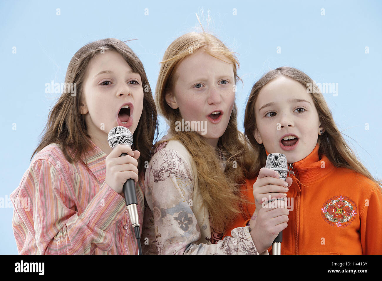 Girls, three, microphones, sing, portrait Stock Photo - Alamy